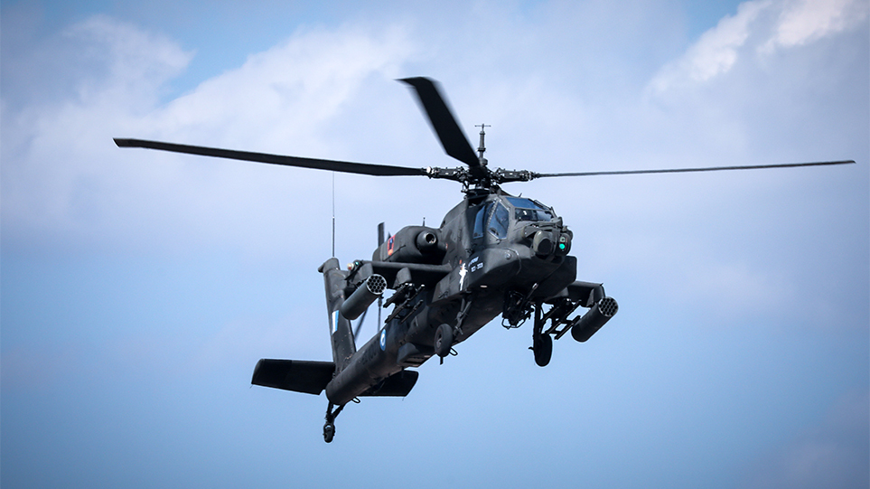 Στρατιωτικό ελικόπτερο Apache έκανε αναγκαστική προσγείωση σε παραλία ...