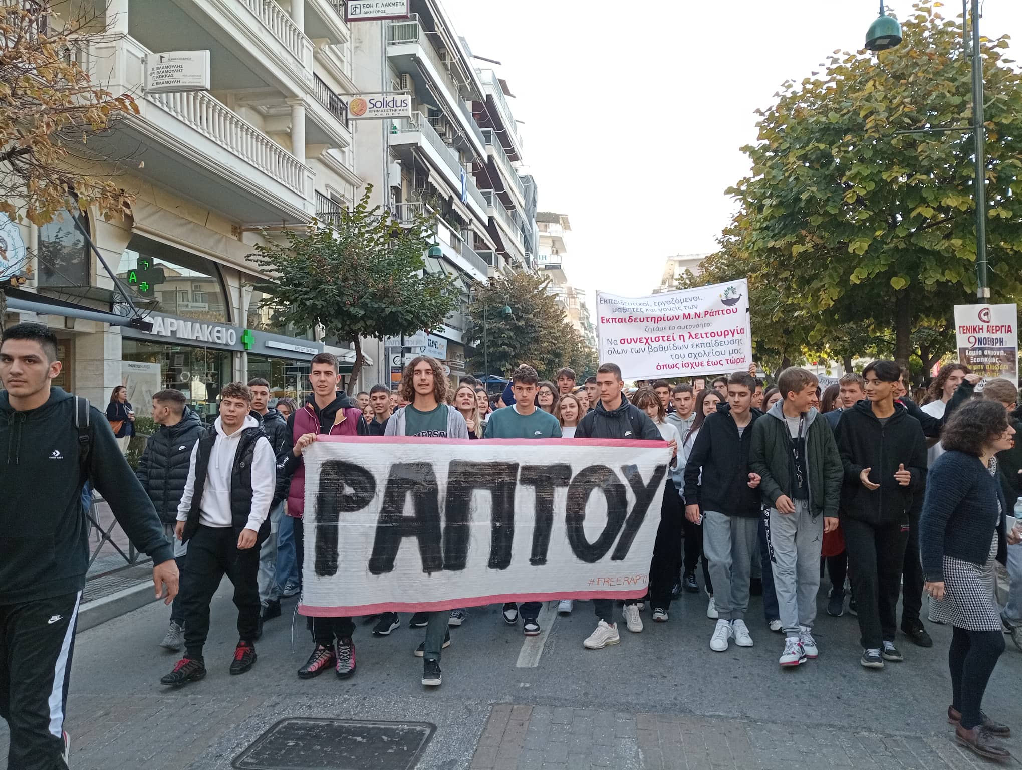 "Καμιά δημοκρατία δεν κλείνει τα σχολεία"!- πολιορκούν την περιφέρεια ...