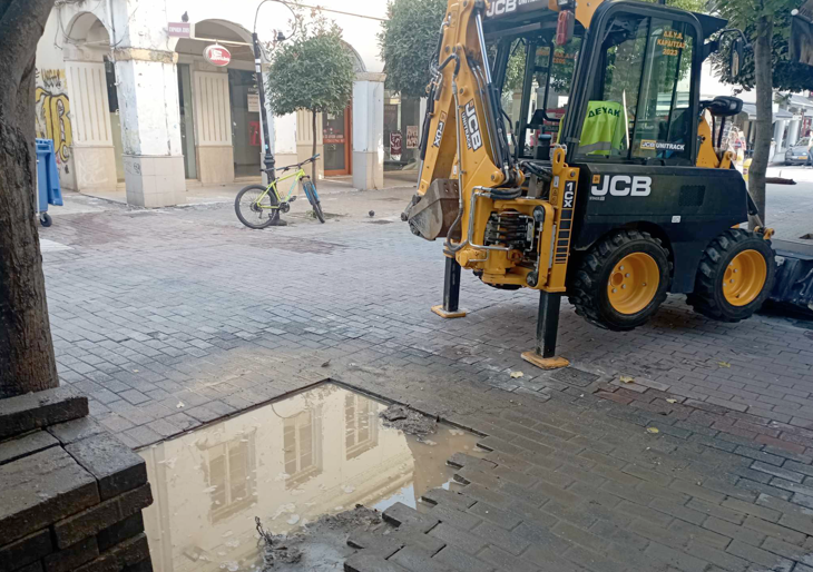Βλάβη σε αγωγό της ΔΕΥΑΚ στο κέντρο της Καρδίτσας - ΝΕΟΣ ΑΓΩΝ