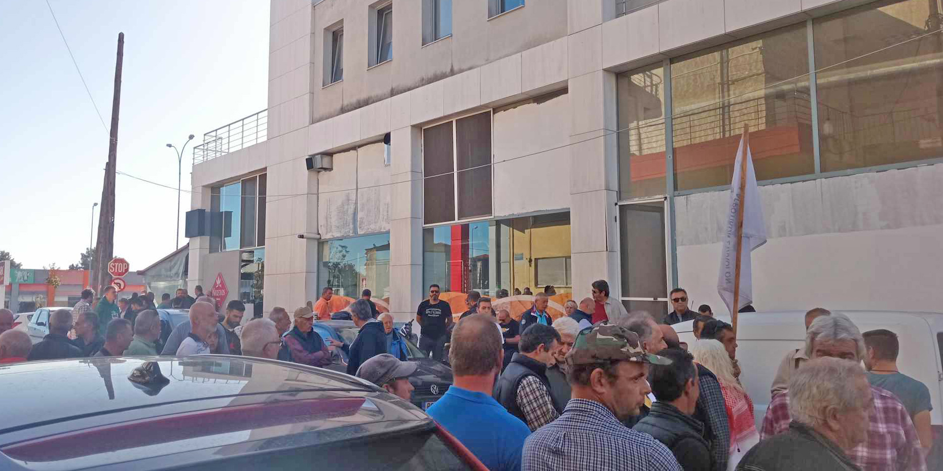 Οι Θεσσαλοί αγρότες πολιόρκησαν ΕΛΓΑ και ΟΠΕΚΕΠΕ στη Λάρισα (φωτο ...