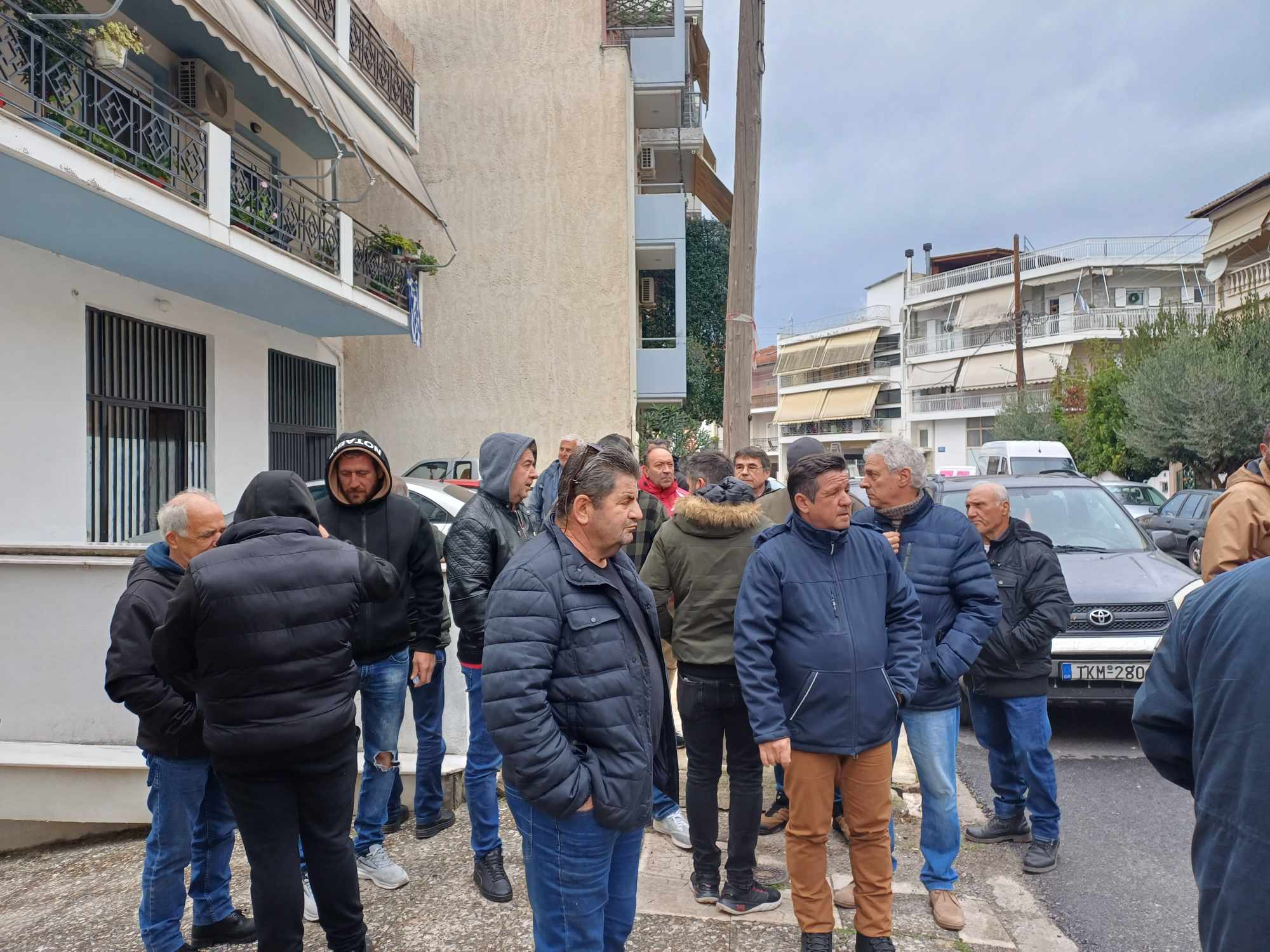 Λάρισα: Διαμαρτυρία αγροτών στον ΕΛΓΑ – Ζητούν αποζημιώσεις για τις ...