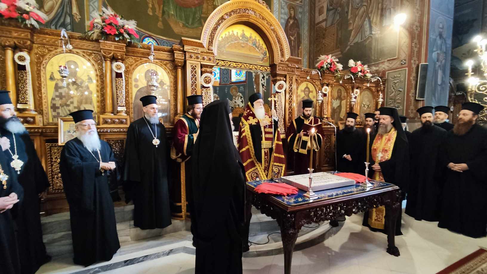 Η κοπή της πρωτοχρονιάτικης πίτας στην Ιερά Μητρόπολη Δημητριάδος (ΦΩΤΟ ...