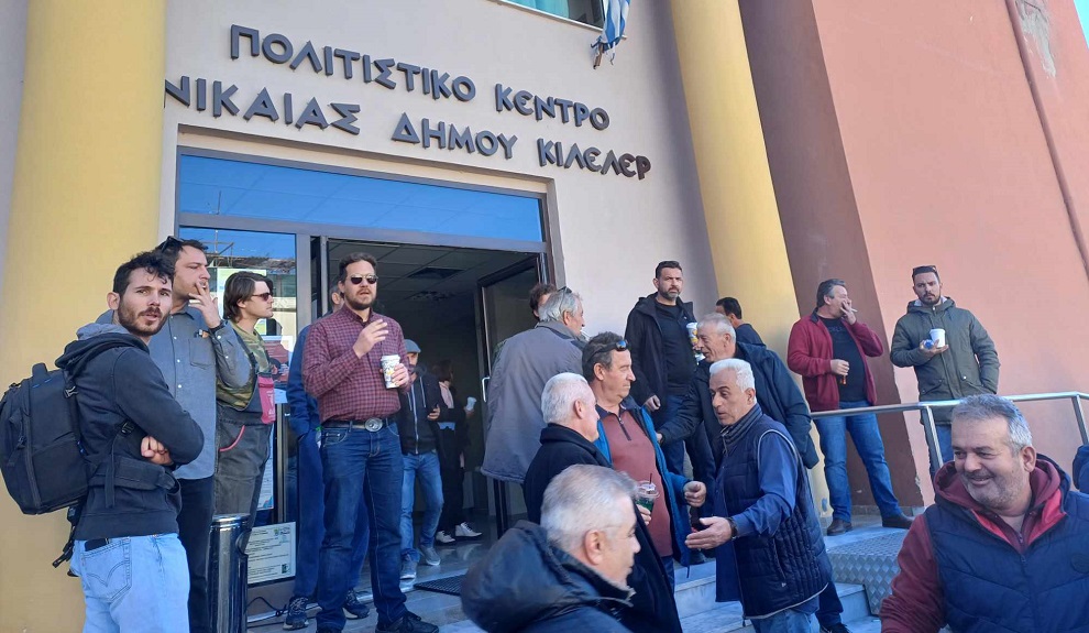 Η καρδιά των μπλόκων χτυπά στη Νίκαια- ασφυκτικά γεμάτη η αίθουσα από ...